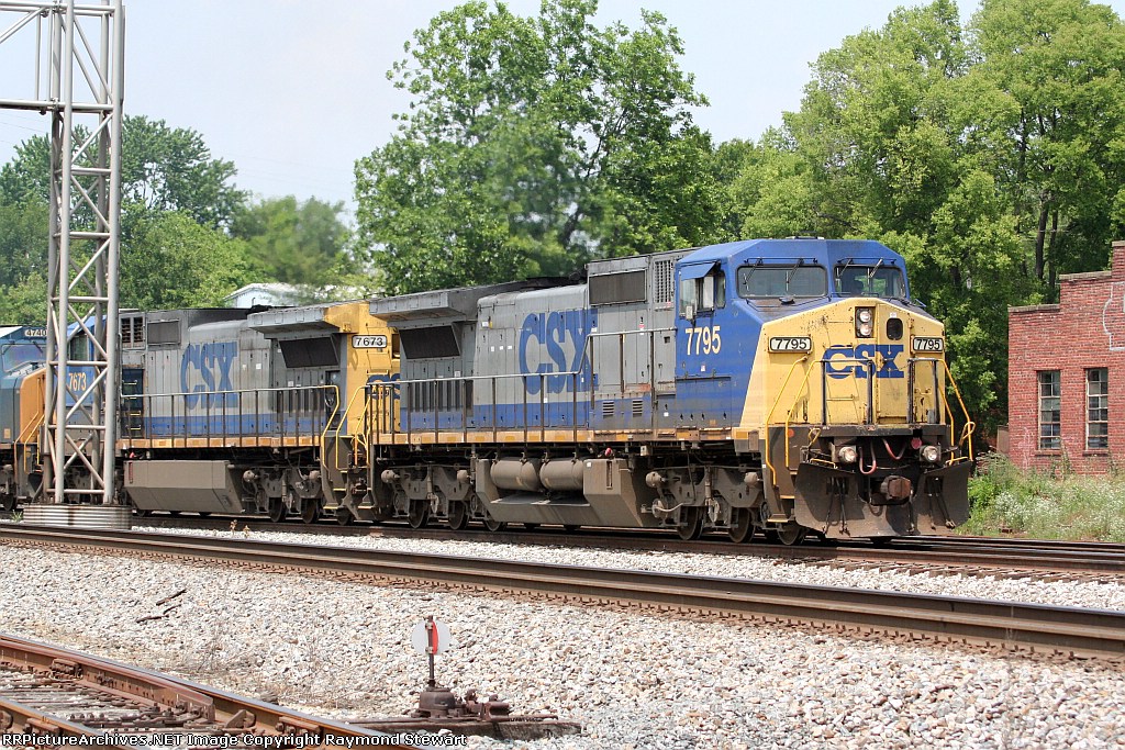 CSX 7795south on Q675